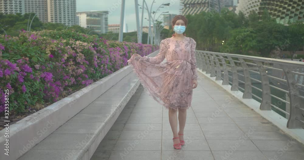 Vidéo Stock Asian Chinese girl wearing a surgical face mask to protect ...