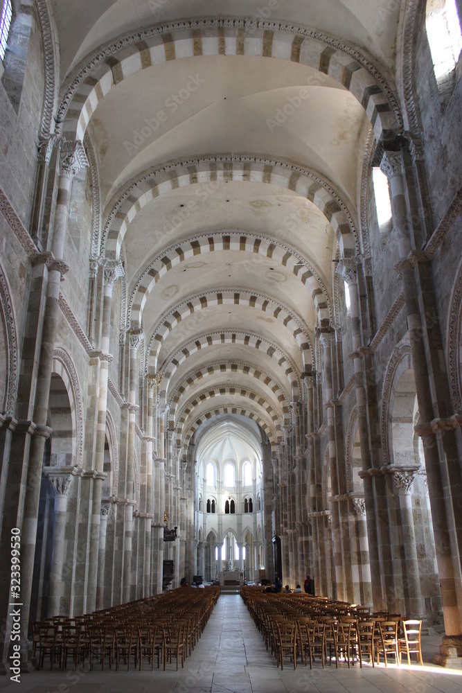 Voûte d'arrêtes sur arc doubleaux en plein cintre dans la nef de la ...