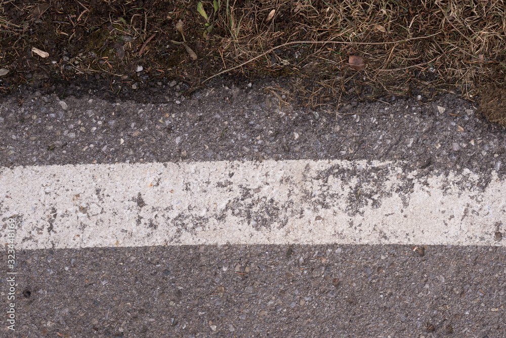 Asphalt Straße mit Straßenbemalung und vertrocknetem gras Stock Photo ...