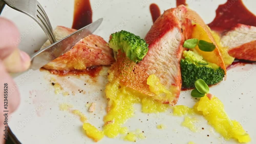 Vidéo Stock closeup human hands cut off piece of roasted chicken with ...