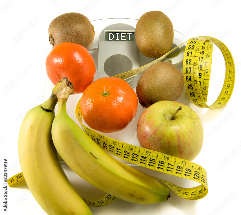 Pesando fruta. Pesando distintas variedades de frutas en una balanza ...