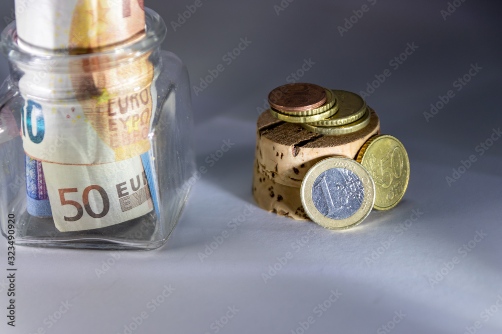 Glas mit Korken und Euro-Bargeld aus Euro-Banknoten, Euro-Geldscheinen ...