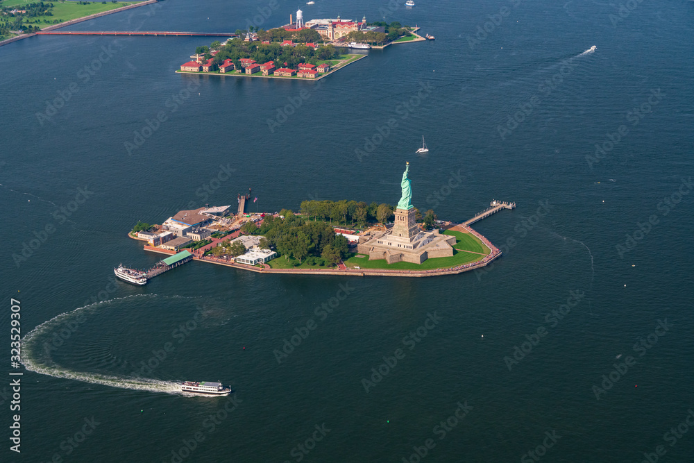 Póster An Aerial photograph of the Statue of Liberty and Liberty Island ...