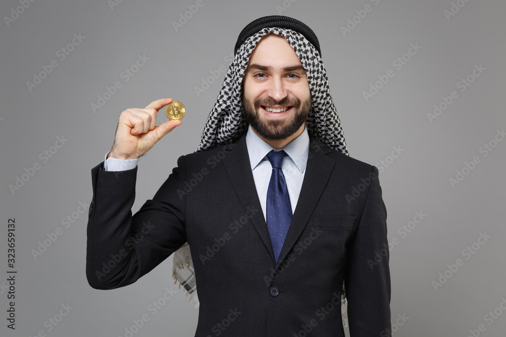 Smiling young bearded arabian muslim businessman in keffiyeh kafiya ...