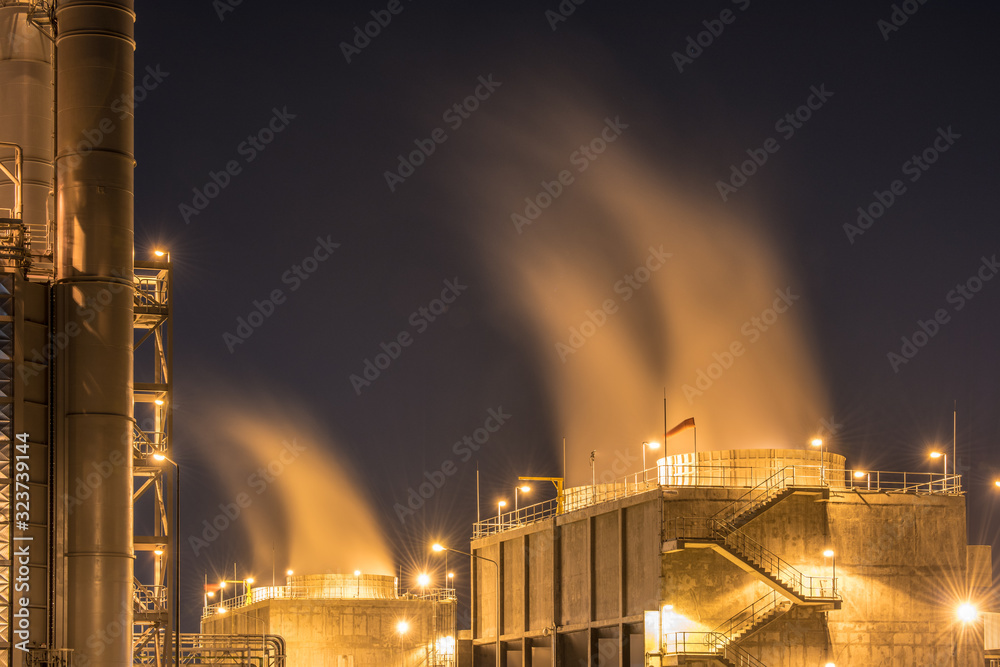 Glow light of petrochemical industry on sunset and Twilight sky ,Power ...