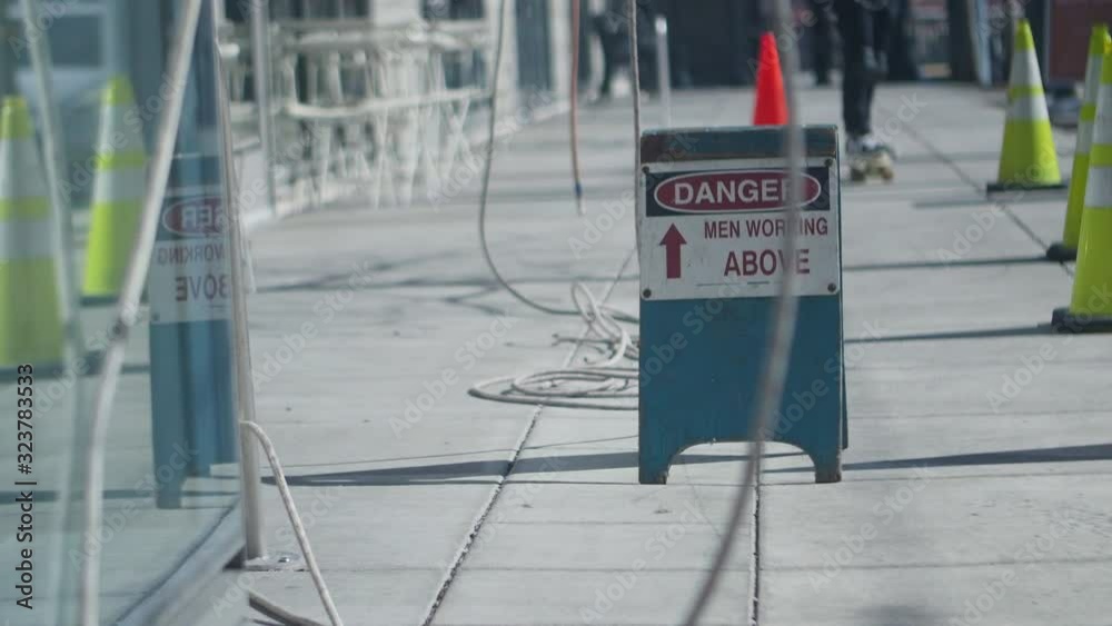 Safety ropes and warning sign for high rise window washers vídeo de ...