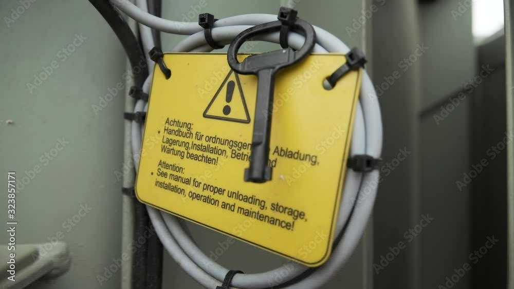 Warning plate in German: "Discharge manual. Correct positioning of the ...