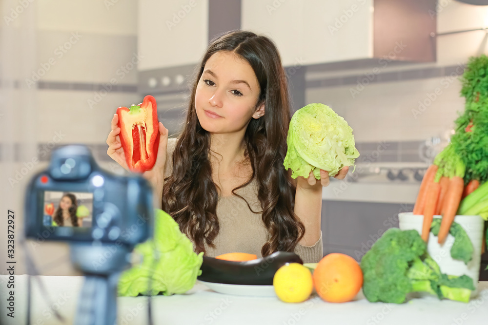 Foto de Teenage blogger explains to her followers how to eat healthy ...