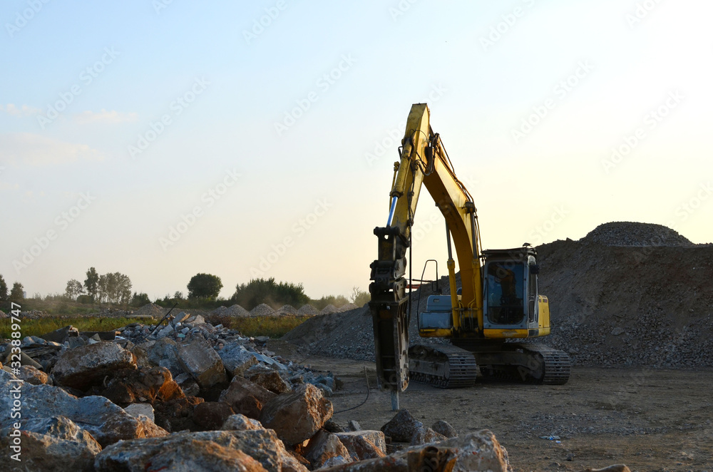Crawler excavator with hydraulic breaker hammer for the destruction of ...