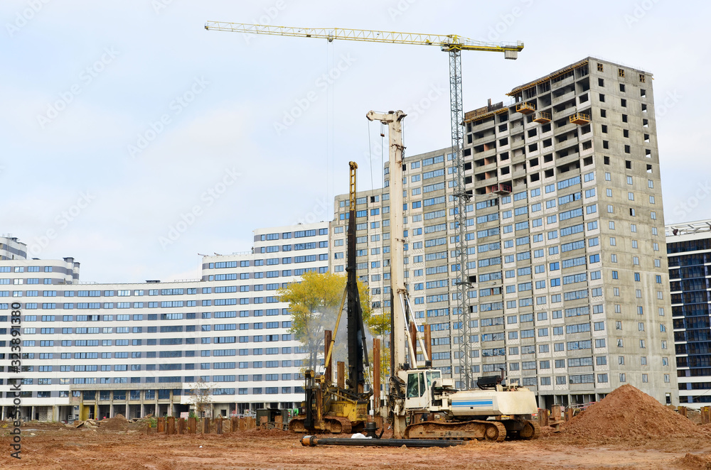 Tracked pile-driver, which can be used as large drilling equipment as ...