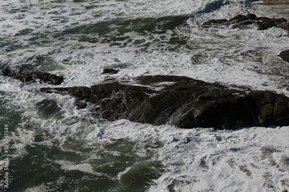 Textura de agua de mar sobre rocas con luz directa del sol en la playa ...