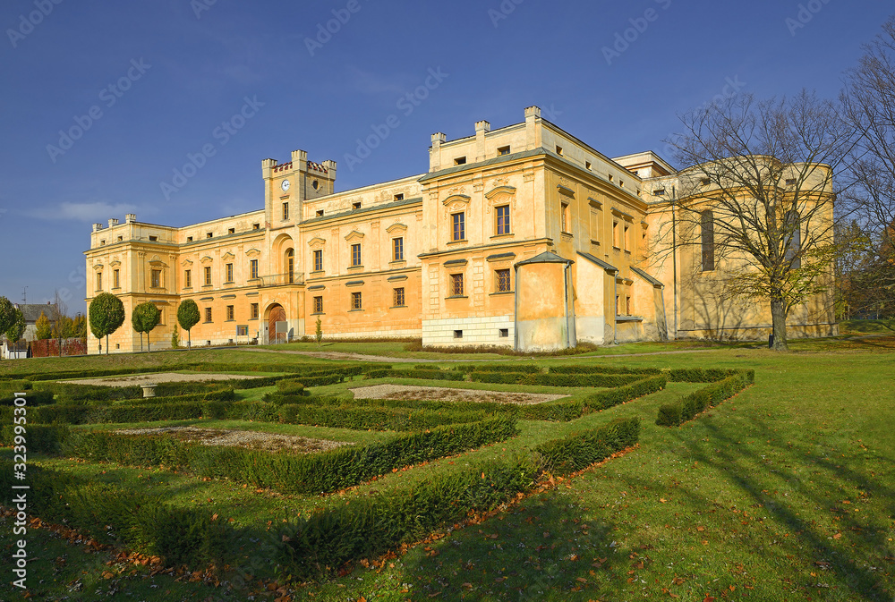 Foto de Silesian Rudoltice Castle is a two-storey Baroque building with ...