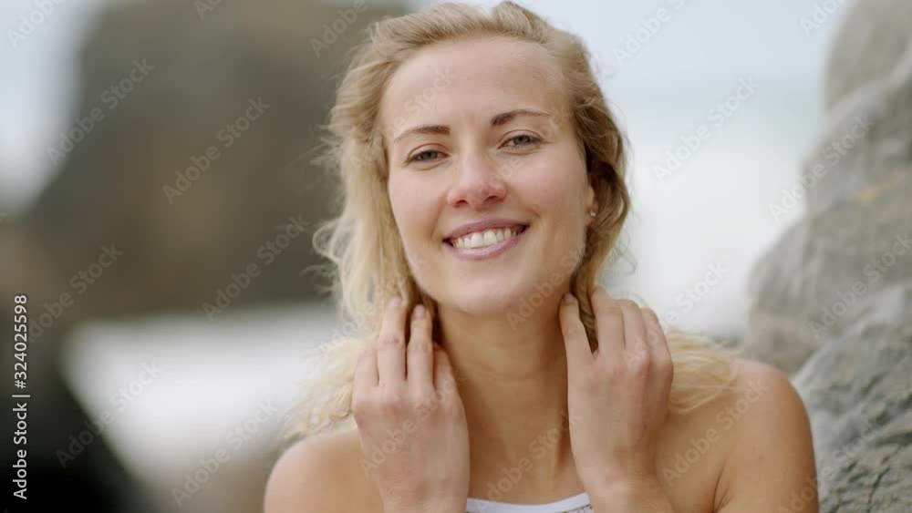 Video Stock Sexy girl wearing a bikini at the beach - summer vacation ...