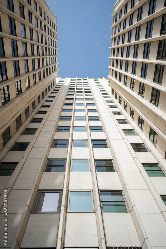 plano contrapicado de un edificio simétrico Stock Photo | Adobe Stock