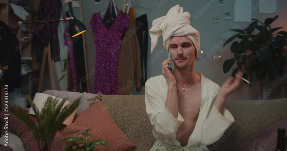 Vidéo Stock Trans man looking angry talking on smartphone and screaming ...