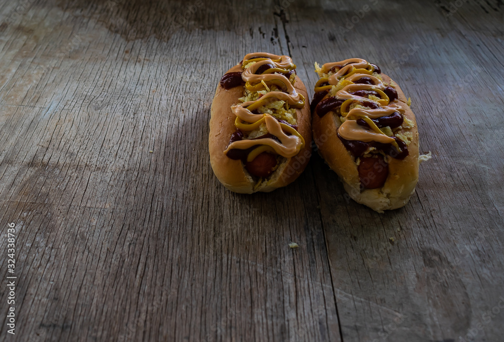 dos perros calientes y papas fritas con salsa rosada, de tomate y ...