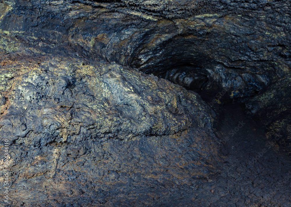 Foto Stock Sulfur Deposits shine like Gold ore embedded in rock in ...