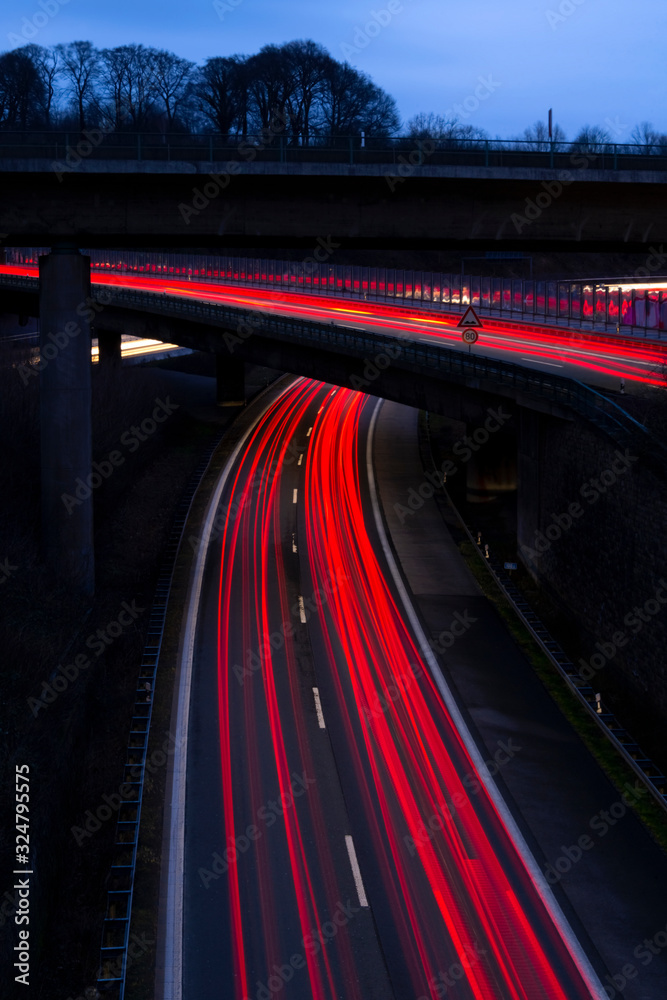 Foto de Autobahn Kreuz Anschlussstelle Auffahrt Abfahrt Blaue Stunde ...