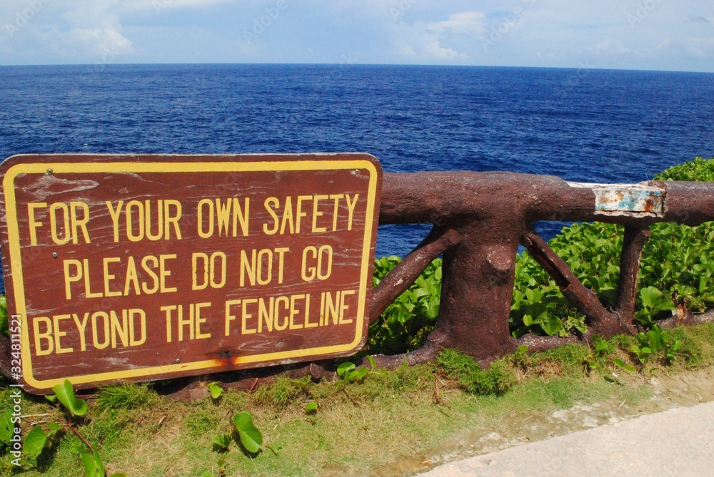 Foto de Sign on the railings at Banzai Cliff, a World War 11 historical ...