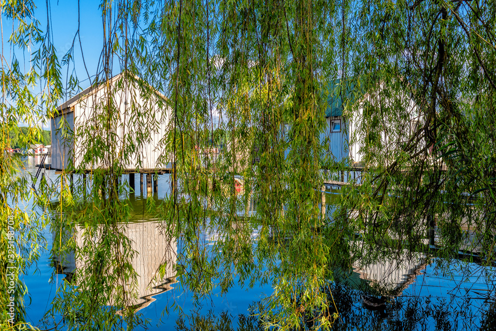 Floating houses of lake Bokodi, a beautiful place to see in Hungaria ...