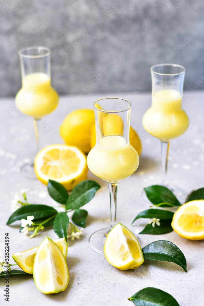 liqueur Limoncello traditional Italian digestif, Italian food in Italy ...