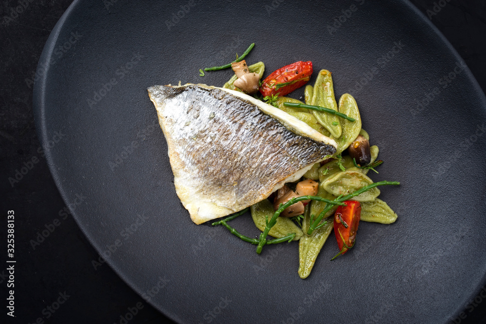 Foto de Italienisches Gourmet Fisch Filet von der Dorade mit Spinat ...