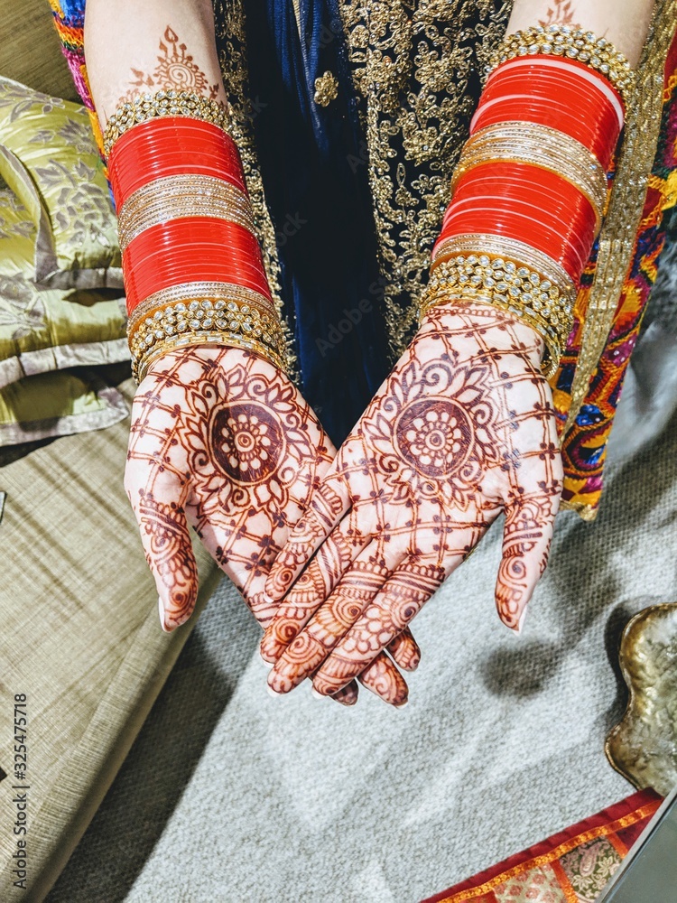 Fotografia do Stock: Sikh indian wedding henna tattoo palms facing up ...