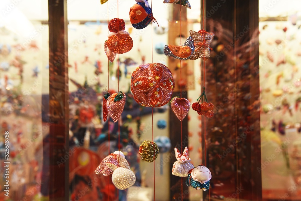 Foto de Traditional handmade Hanging decorations are decorated in Izu ...