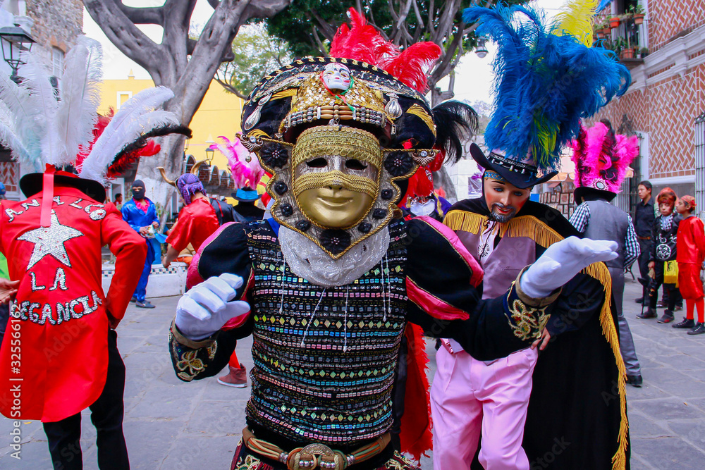 Carnaval mexicano, bailarines mexicanos con brillantes trajes ...