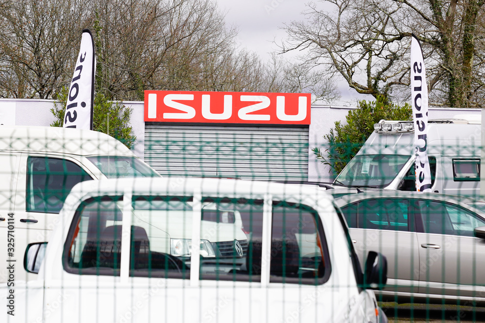 Isuzu car dealership sign logo Japanese commercial vehicles pickup foto ...