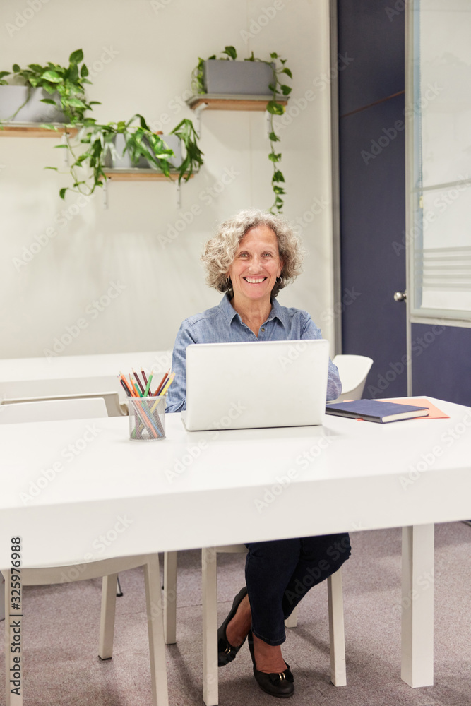 Lächelnde Senior Frau arbeitet am Laptop Computer Stock Photo | Adobe Stock