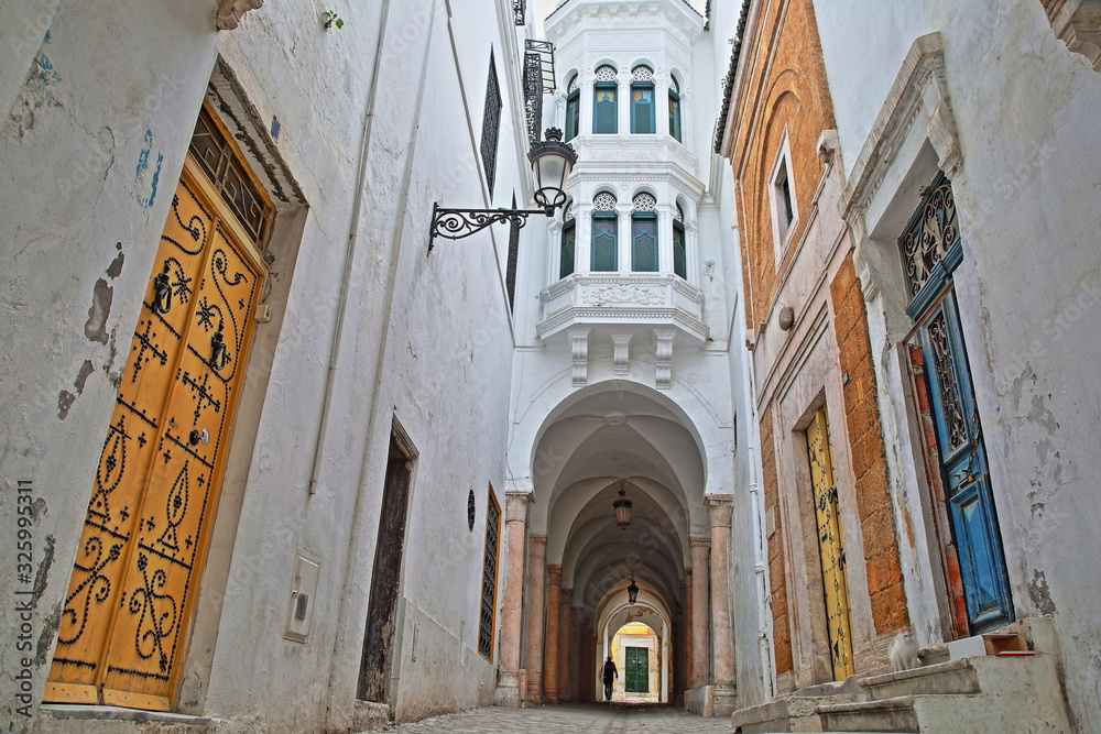Foto de Typical cobbled and narrow alley (viewed from Pacha street ...