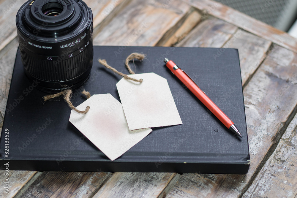 libreta, lápiz y lente Stock Photo | Adobe Stock
