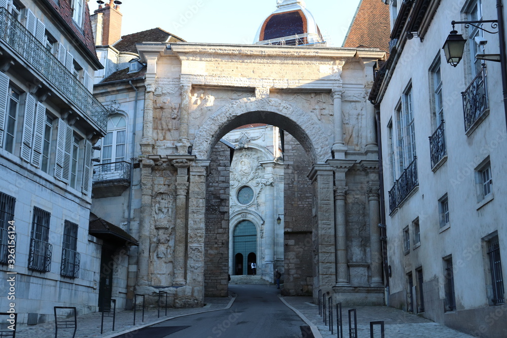 La porte noire à Besançon - arc de triomphe gallo romain du 2 ème ...