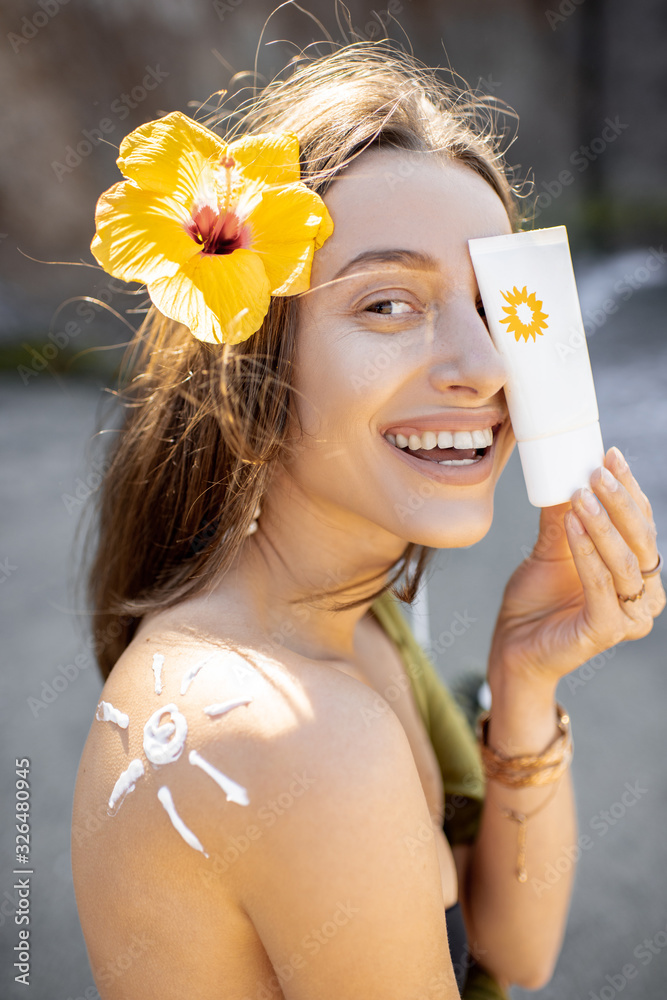 Foto de Portrait of a beautiful young woman with sun shape on her ...