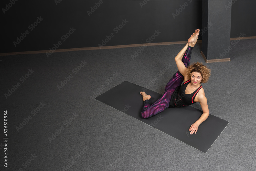 Sporty fit beautiful woman with blond hair in sportswear working out ...