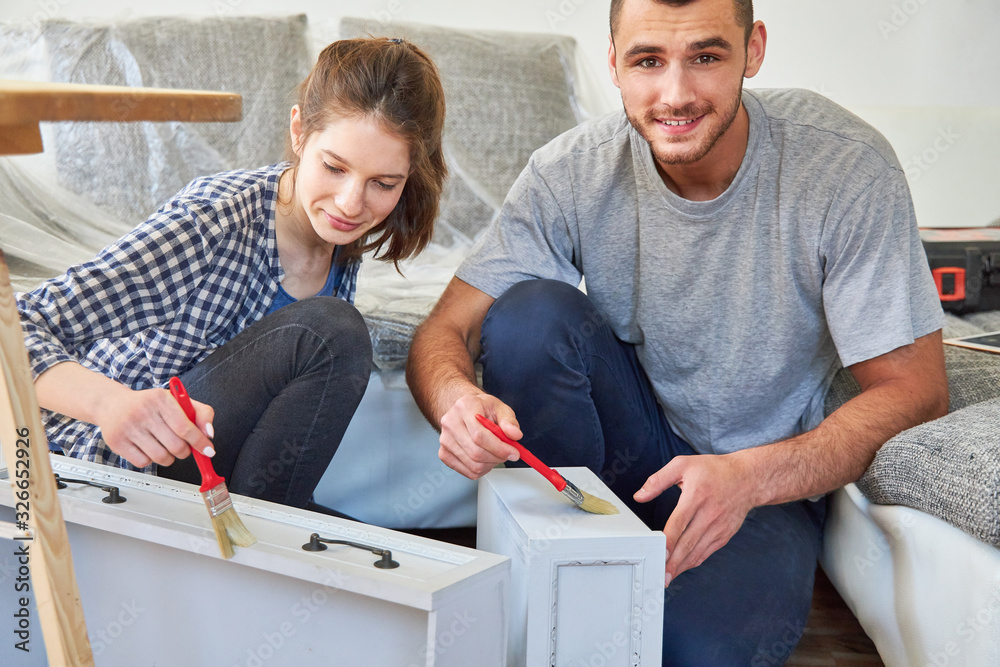 Heimwerker Paar beim lackieren von Schubladen Stock Photo | Adobe Stock