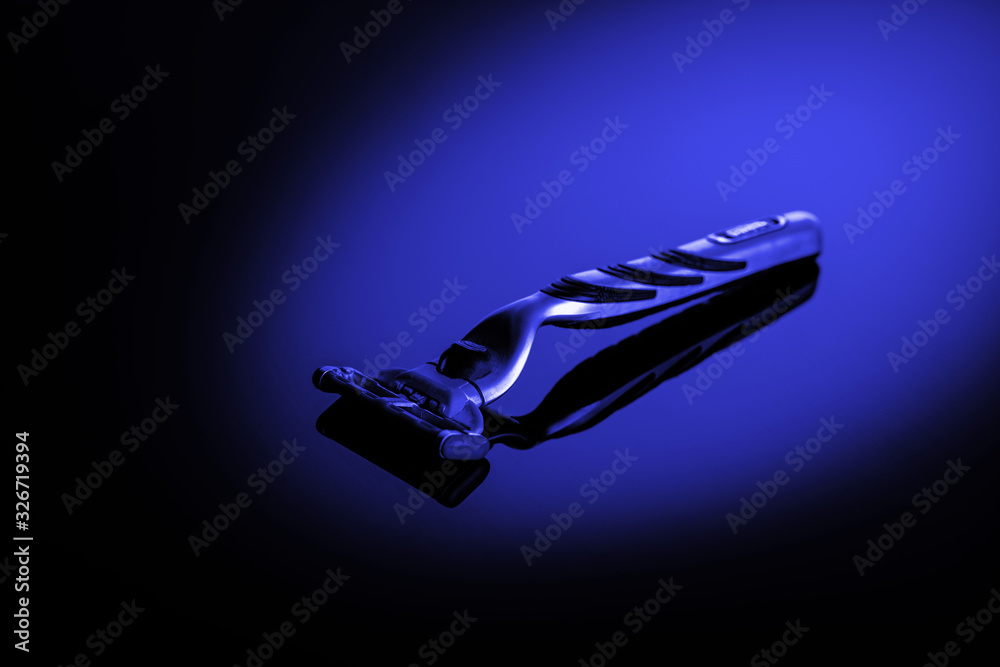 Men's razor with an additional blade in a black and blue gradient ...