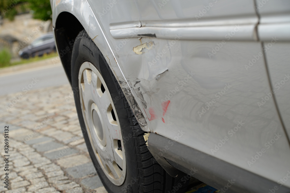 Auto PKW Silber mit unfall Beule Schaden delle Stock Photo | Adobe Stock