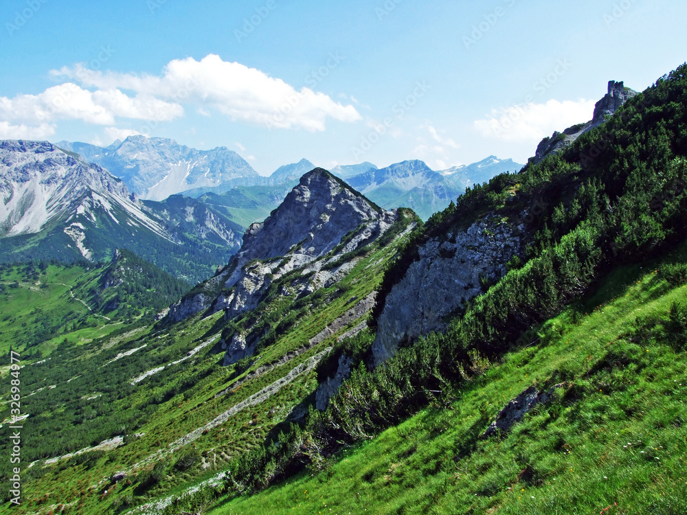Alpine mountain peaks Drei Kapuziner and Stachlerkopf over the ...