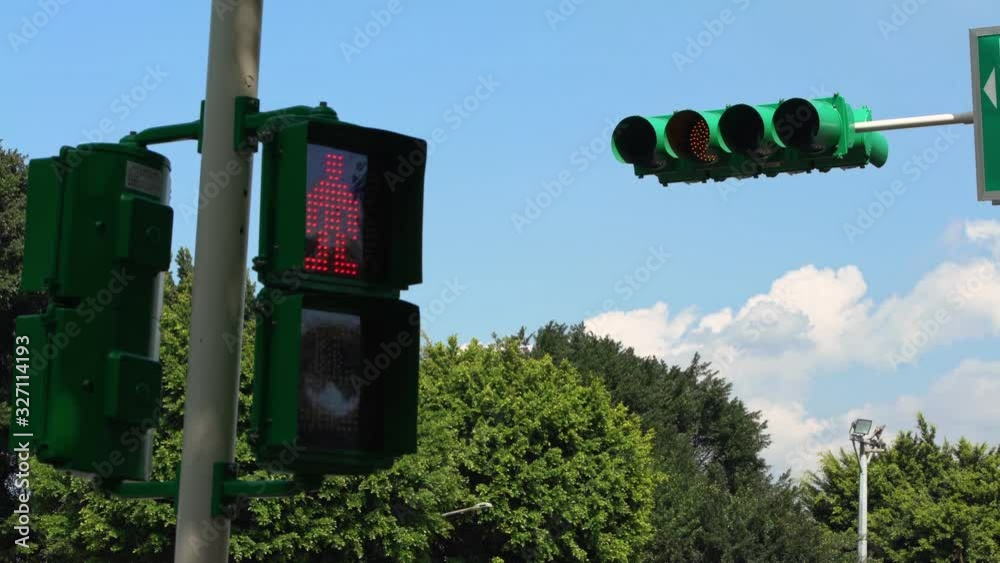 4K Taiwanese pedestrian crosswalk sign. Taipei city traffic change from ...