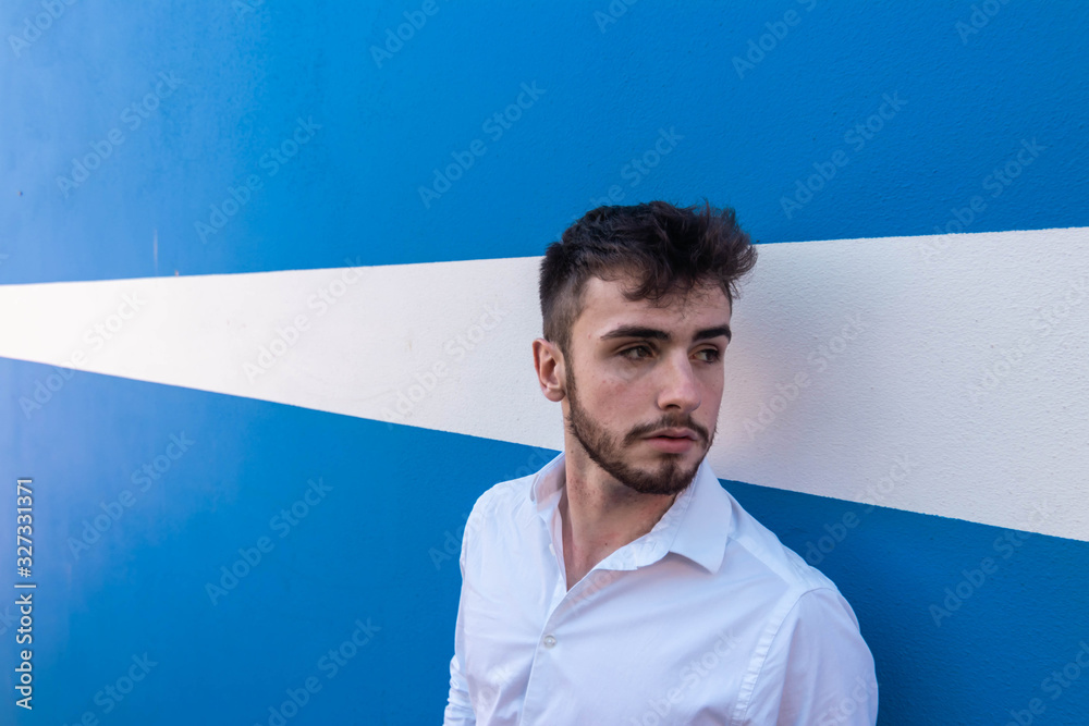 Persona sobre fondo azul. Joven con barba png. Fondo azul png Stock ...