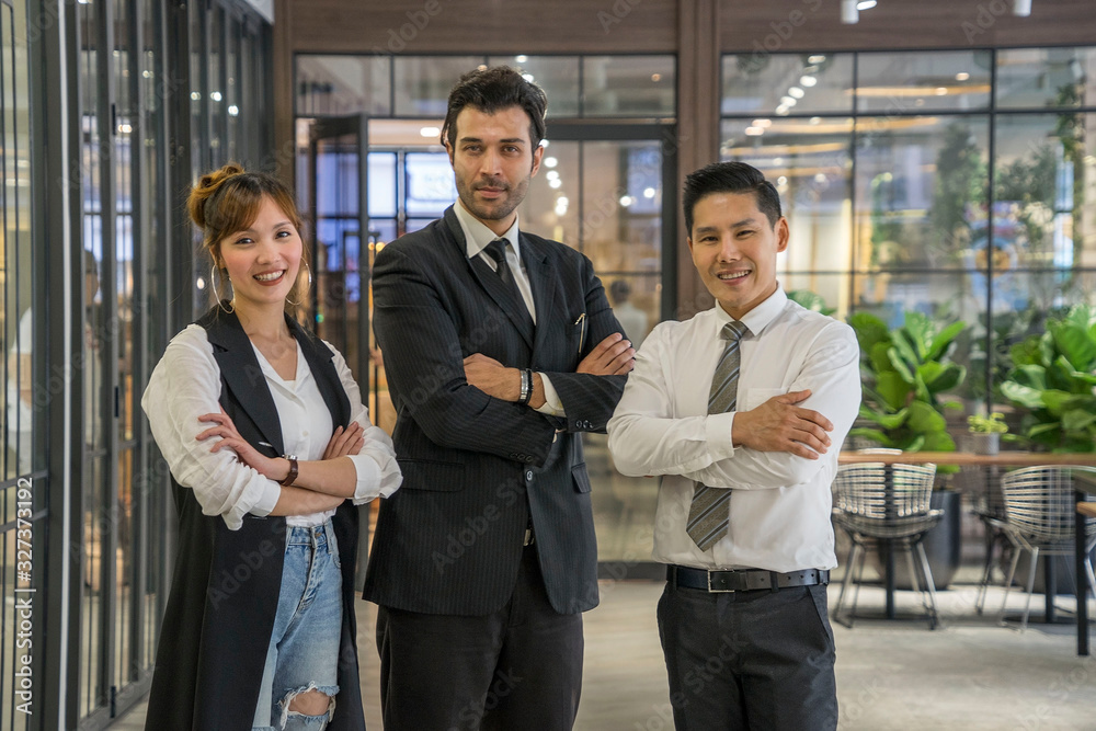 Group of employees with boss Standing with arms crossed with confidence ...