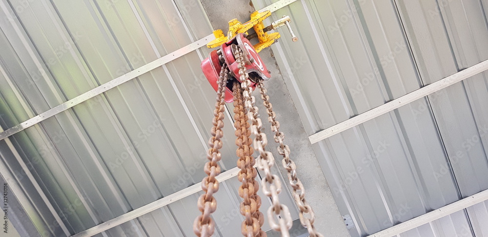 Beam clamp with chain block attached to the beam Stock-Foto | Adobe Stock