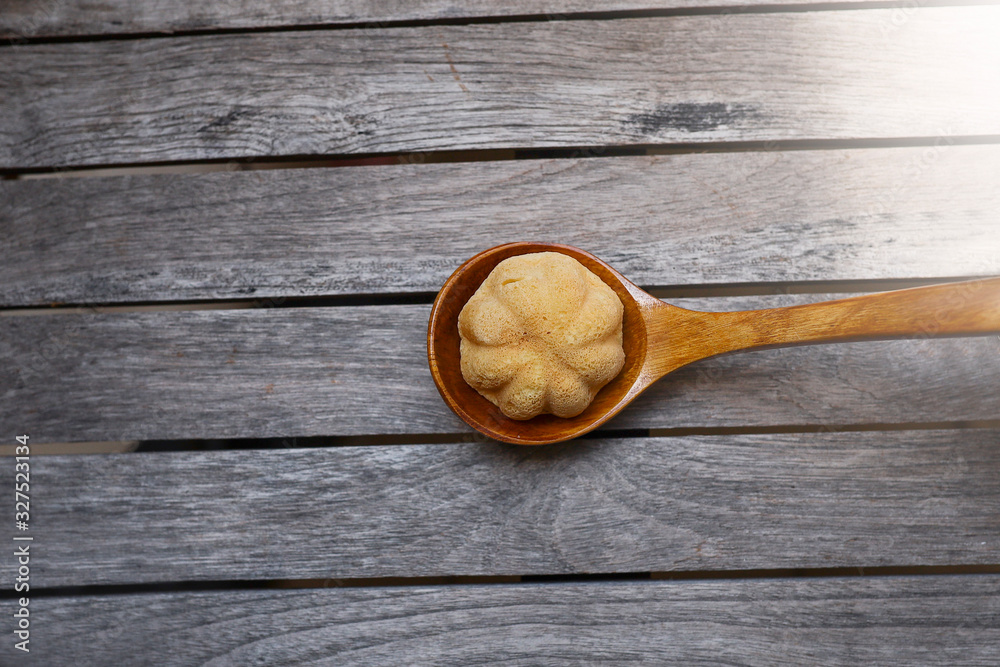 Foto de Top view of Kuih Bahulu or Baulu in a wooden spoon. Kuih Bahulu ...