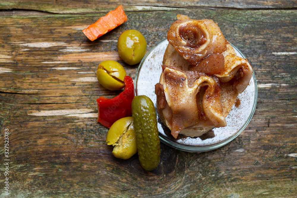 Foto de Tipica tapa española de oreja de cerdo frita con encurtidos y ...
