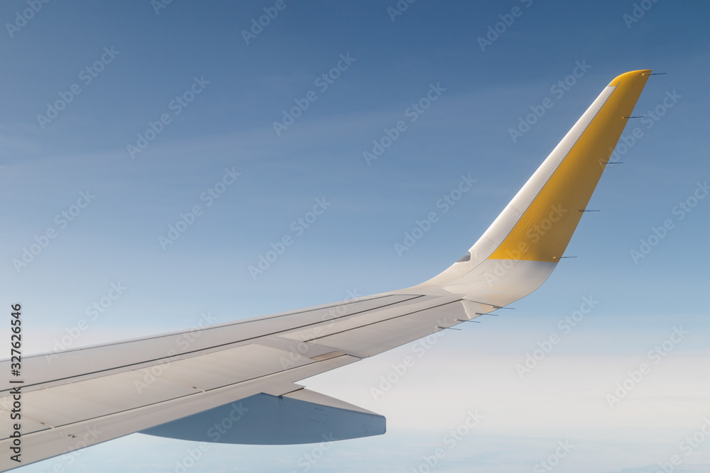 ala de un avión airbus a320 sobrevolando montañas españolas, de fondo ...