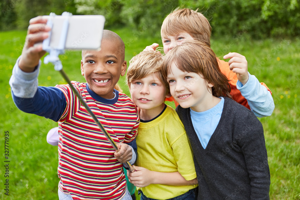 Kinder als Freunde machen ein Gruppenfoto foto de Stock | Adobe Stock
