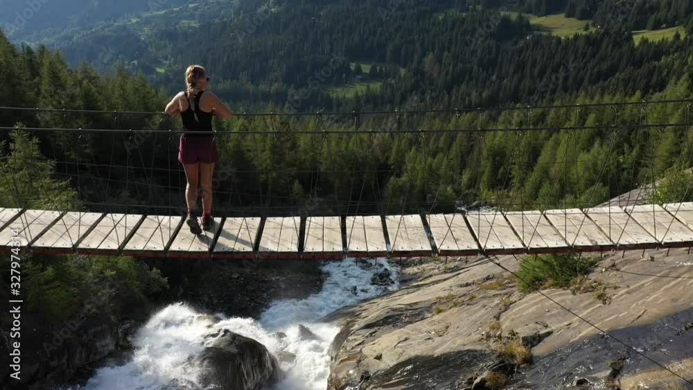 Vue aérienne par drone d'une personne sur une passerelle dans les Alpes ... Vue aérienne par drone d'une personne sur une passerelle dans les Alpes ...