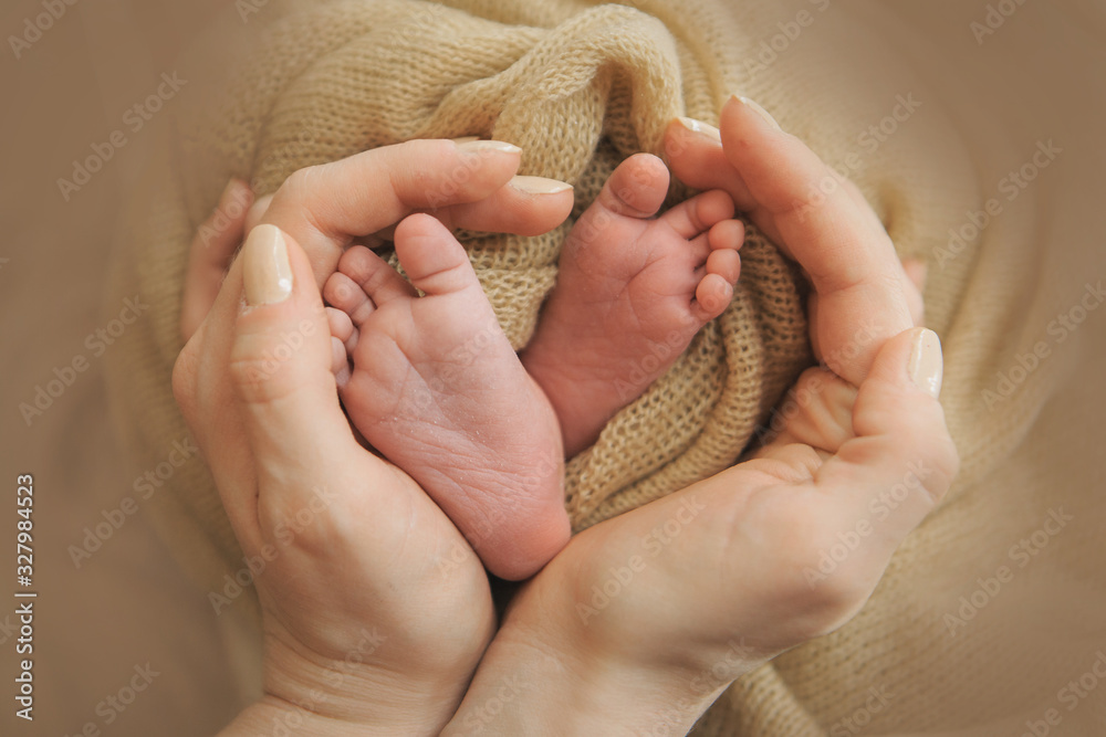 Newborn Baby's feet. Mother and father holding newborn baby legs,legs ...